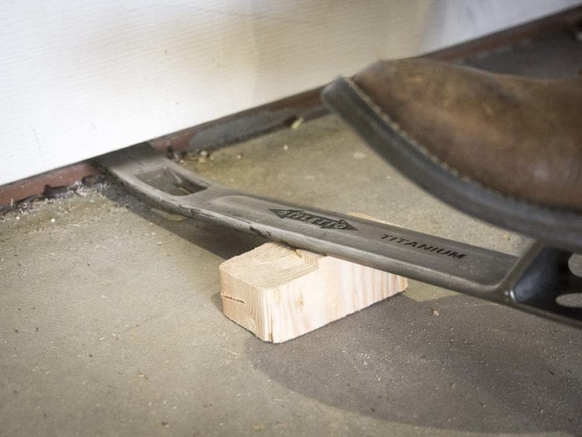Use a Pry Bar to Lift a Door and Hold It in Place - Pro Tool Reviews