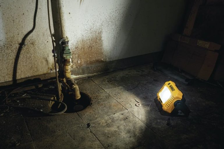 DeWalt DCL077 Task Light with Rotating Handle - Pro Tool Reviews