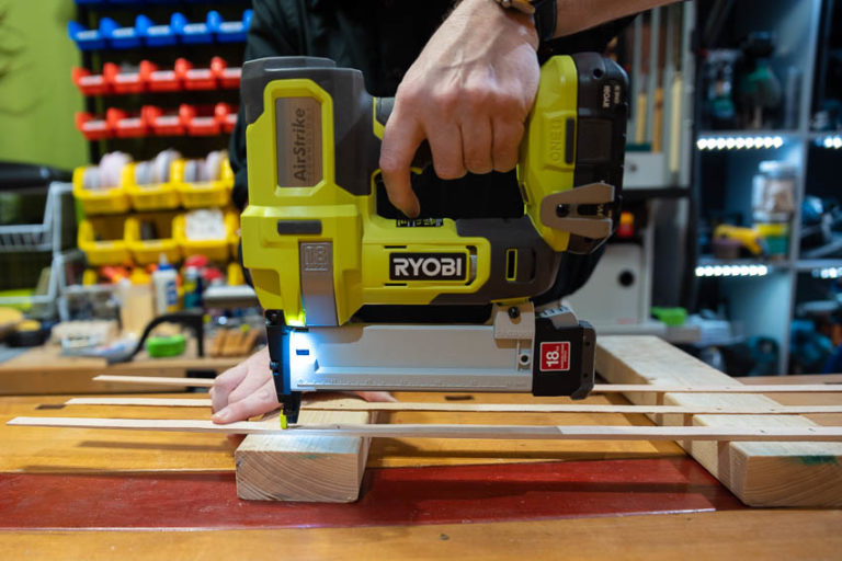 ryobi-cordless-narrow-crown-stapler-review-p361-pro-tool-reviews
